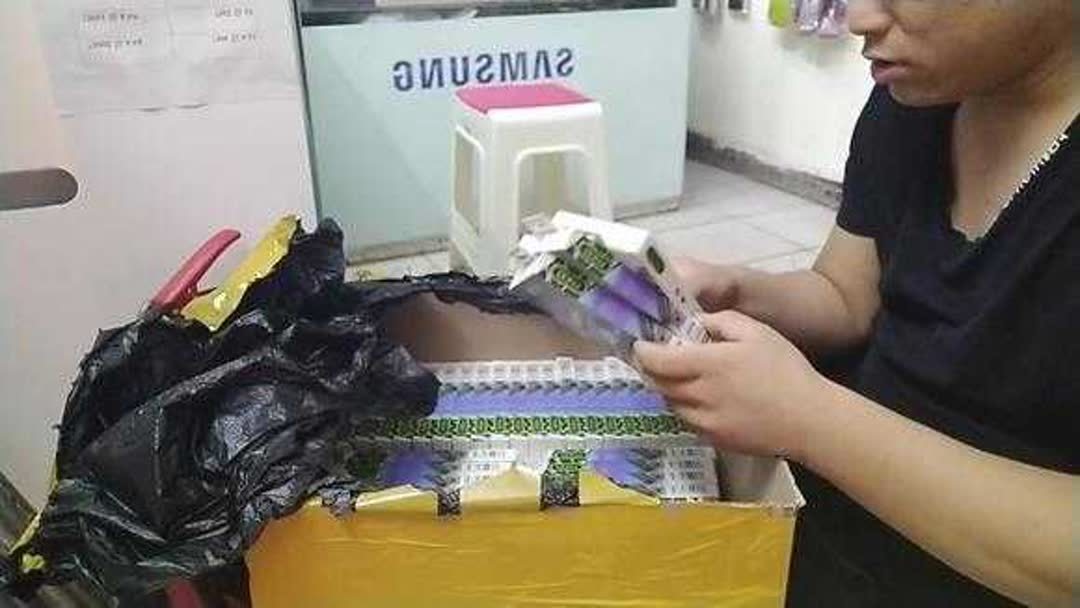 一天没有客人,营业额少的啃馒头,又拿了好多货,我太难了