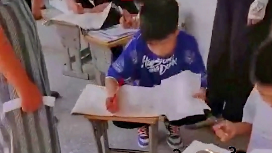 学生暑假作业不合格被老师打回重新写 现场趴在教室外狂补