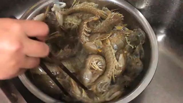 煮皮皮虾时,用冷水还是开水一步错步步错,难怪虾肉缩小不鲜嫩