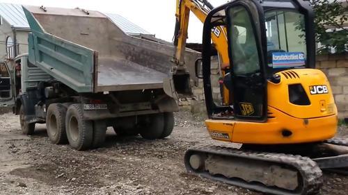 自卸车运输小型挖掘机,看看挖掘机如何上车的