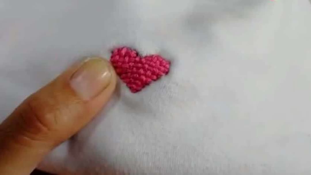 衣服破了怎么补好看?手缝爱心图案织补衣服破洞,实用又漂亮