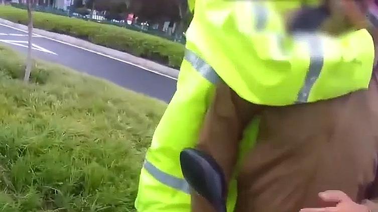 小伙骑电动非机动车道内逆行,被民警拦下,竟然殴打民警!