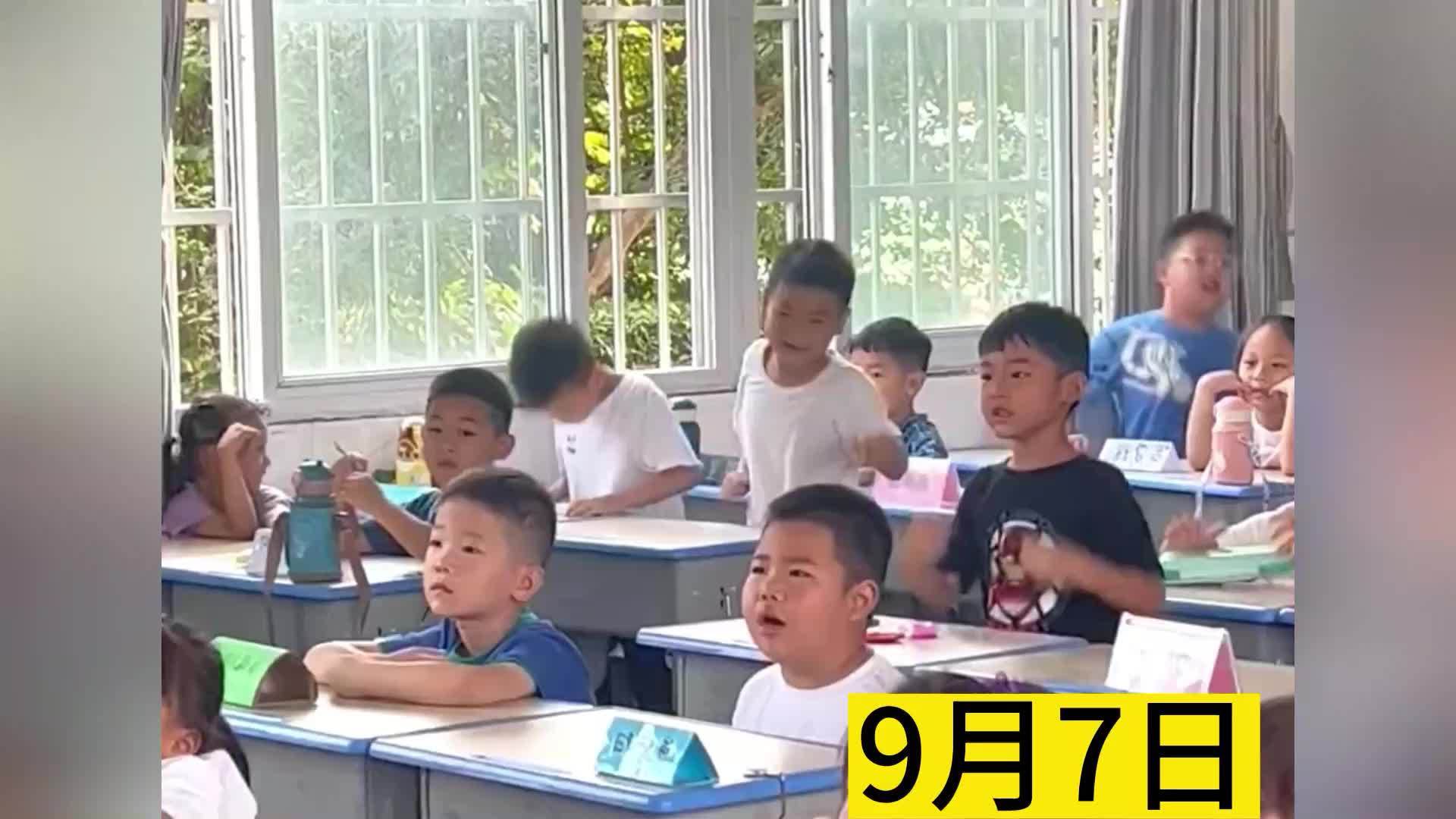 一年级小朋友听到动感音乐,课间嗨起来真起劲