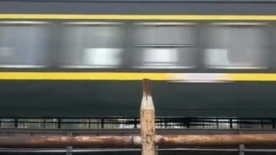 DF4B 2254牵引K232次列车快速通过西江大桥