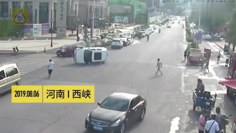 【不做旁观者!轿车剐蹭侧翻冒白烟,众路人上演20秒生死营救】8月6日,...