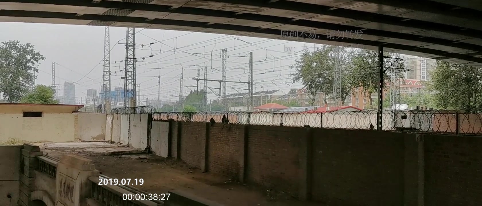 遮阳避暑的看车圣地,东风地道上,开往昆明的k728次火车接近天津站