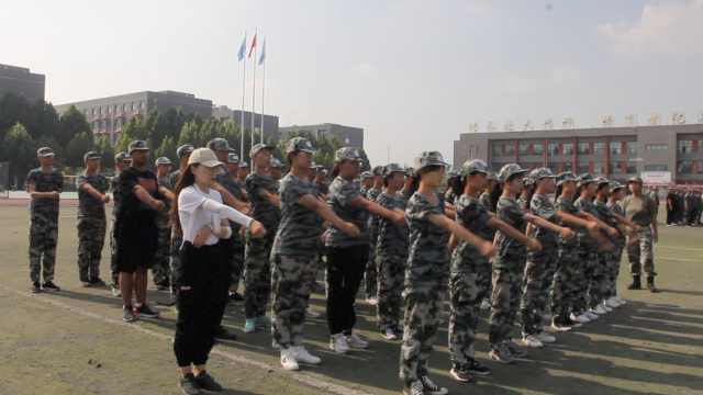 班主任骨折带伤陪高一新生军训:陪着学生才了解他们需求