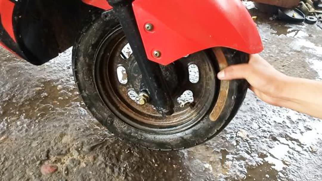 电动车轮胎半路没气了怎么办?看完这个视频;在不怕半路没气了