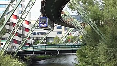 第一条悬挂式单轨铁路, 竟有这么多故事, 网友: 解决拥堵最佳方案