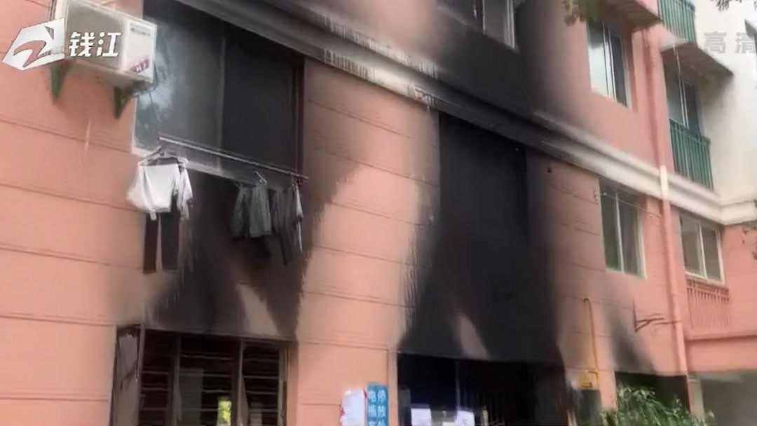 电动自行车半夜起火,现场一片狼藉,万幸是在架空层