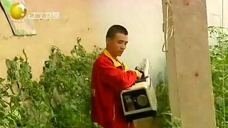 农村像炮筒一样的农药机,利用航天原理,农药瞬间雾化出去!