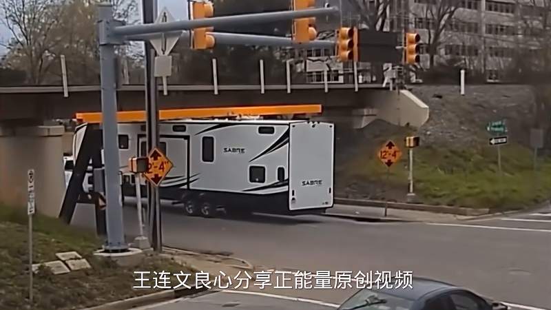 房车碰撞限高杆损失惨重,拖挂房车行驶脱钩后会怎么样分享正能量