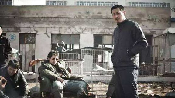 经典韩国黑帮片,为生存去韩国当杀手,在海上还遇到海啸,点背!