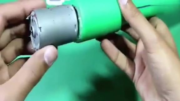 牛人用塑料管子做成了一台抽水机 人人都能做 原来这么简单!