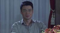 经理在陪客户喝酒,美女正好打来电话,经理让她也来凑热闹