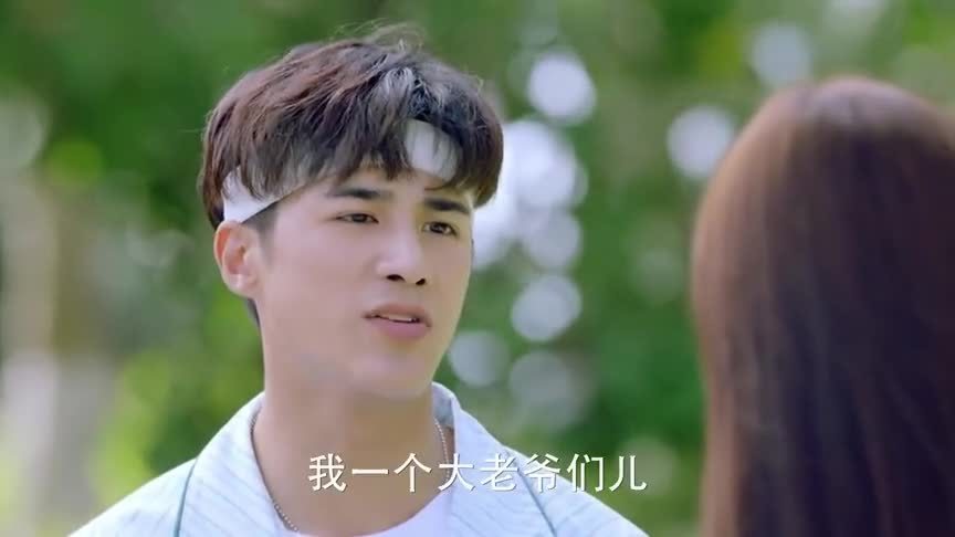 边慕第一次做针线活,给小七缝好它的玩具,小七叫了