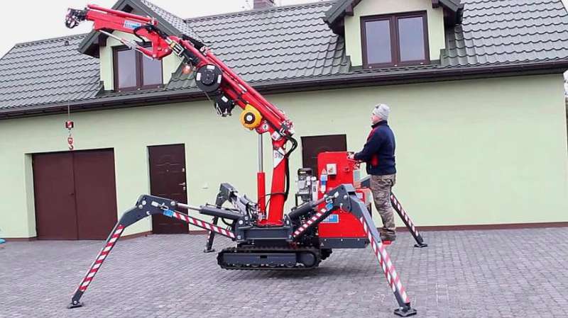 国外蜘蛛式起重机可起重8吨不怕斜坡太灵活,履带式只能认输?