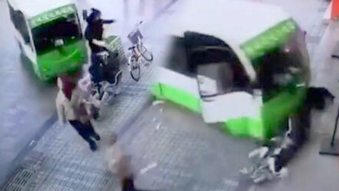 步行街观光车失控 一女子惨遭碾压