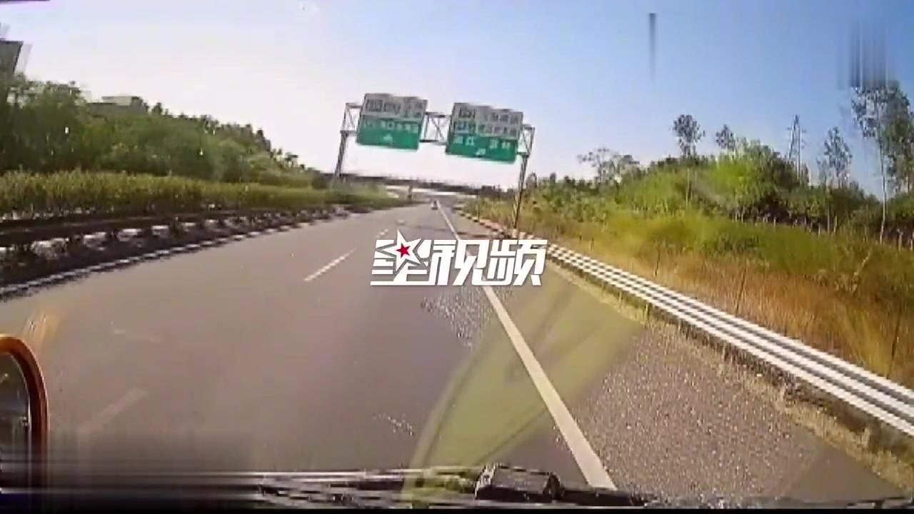 熊孩子高速天桥上扔石头,货车挡风玻璃被砸穿,司机手臂被划伤