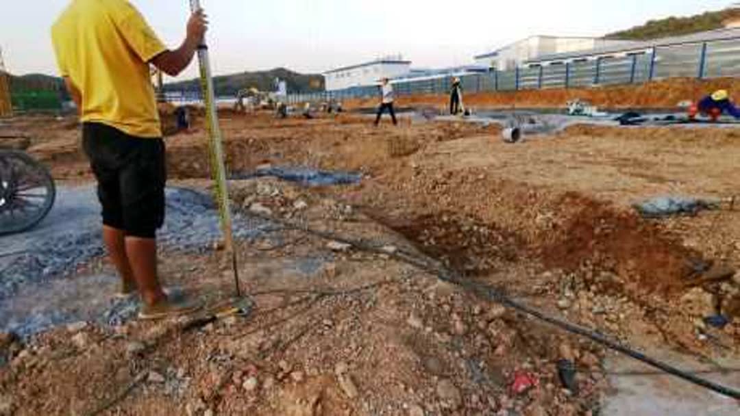 基础底板浇筑垫层混凝土打标高钢筋