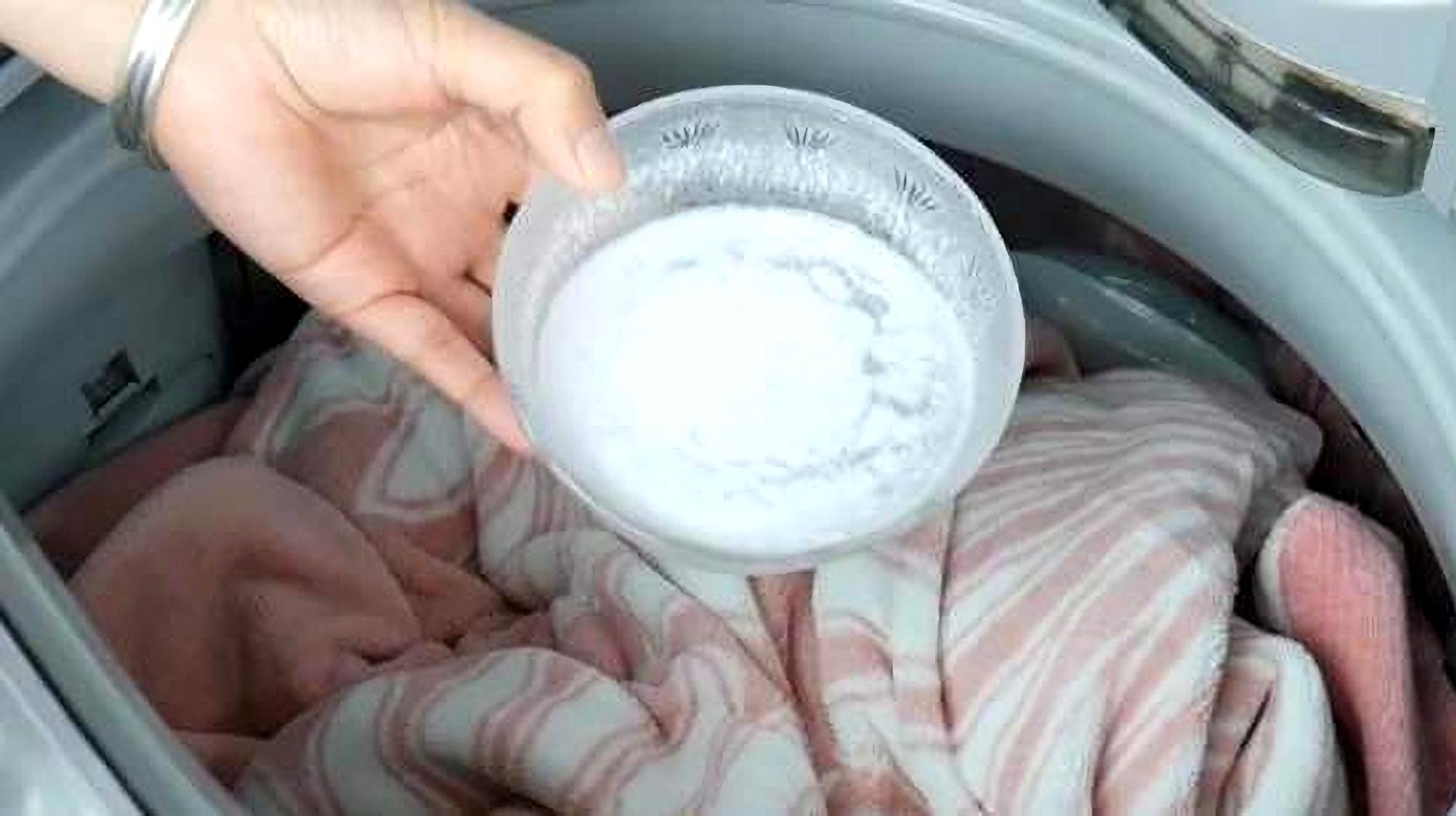 清洗床单时,往里加一碗水,多脏多旧的床单都能洗得干净如新
