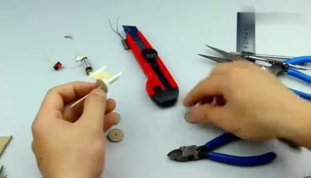 教你用一节七号电池制作一辆精致迷你的小车 简单又有趣