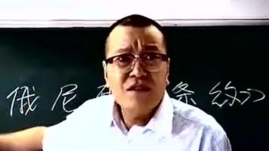 女生衣服后开了个小洞,男生爆笑!