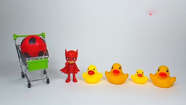 早教动画:幼儿益智玩具学颜色,手推车彩色足球蒙面小英雄小黄鸭玩具