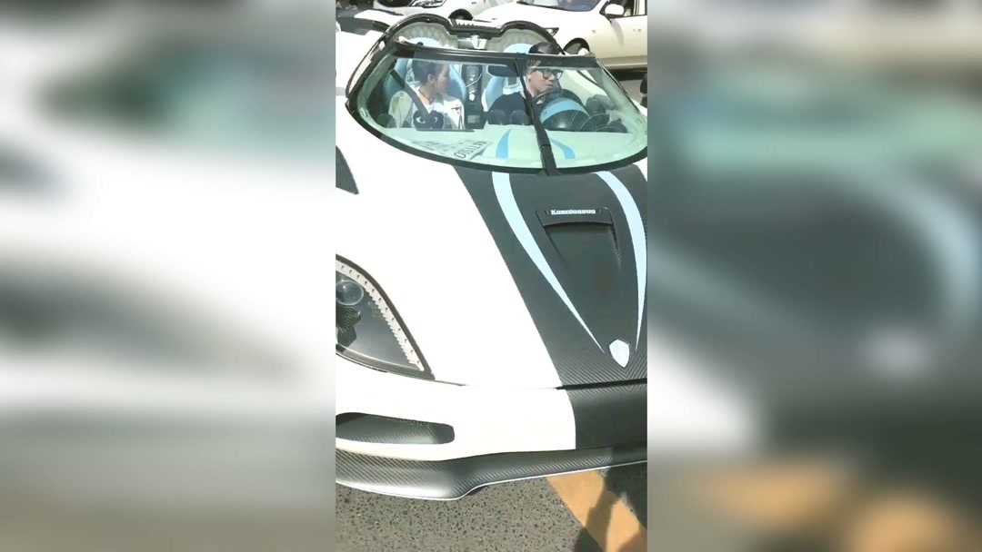 最近这辆柯尼塞格火了,副驾驶永远不缺小姐姐,每次都不一样!