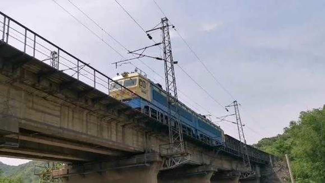 大秦铁路SS4电力机车牵引重载组合列车上行通过下庄站#SS4