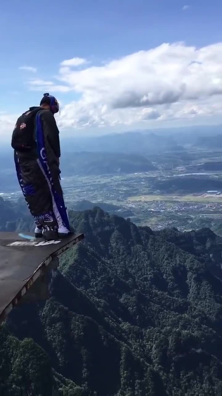 坐在天门山的缆车里看翼装飞行