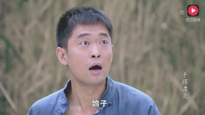 女特务用鸽子传递信息,没想被土八路截获了,不会看鬼子的文字