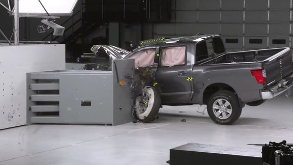 日产汽车泰坦皮卡的碰撞测试现场是这样的,你会满意吗?