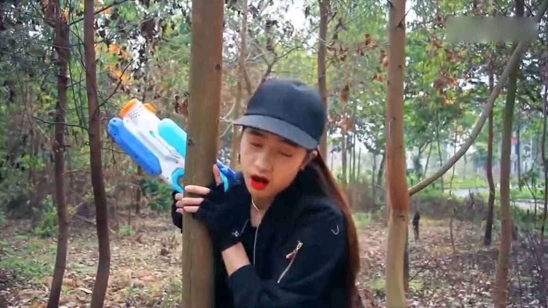 真人CS枪战-美女走单被擒,队友单枪救援