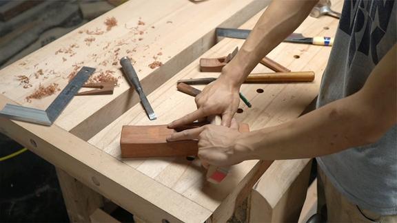 木工刨子没有推力把柄,今天教大家制作一个,非常好用