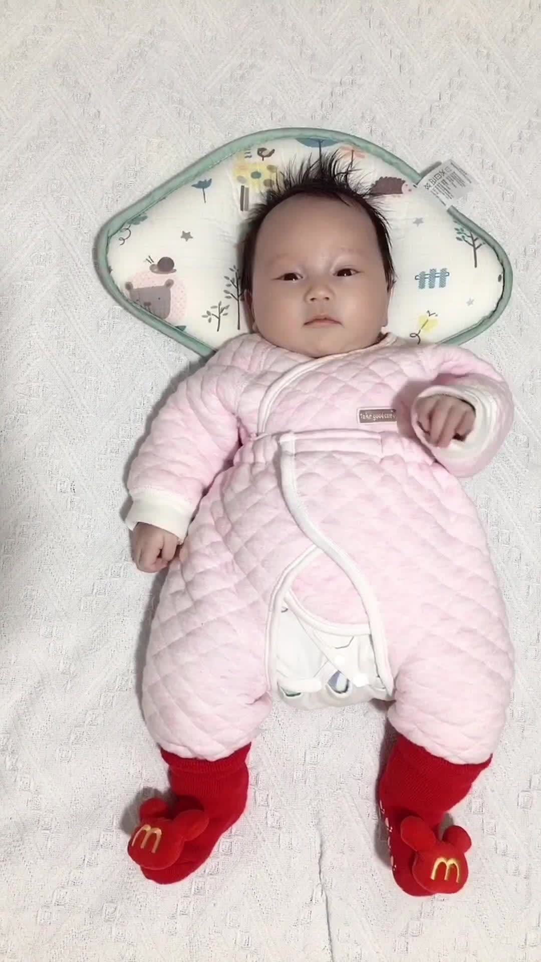 0-6个月是矫正头型的黄金期,宝宝不会翻身时,使用定型枕,睡出圆润好...