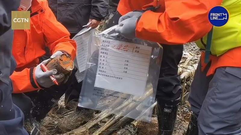搜寻现场视频曝光!东航坠毁客机黑匣子已找到一部:外观破损严重