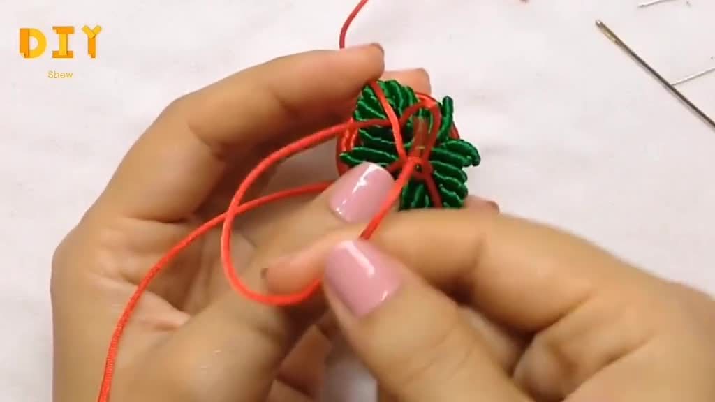 小草莓钥匙链挂件的编织方法