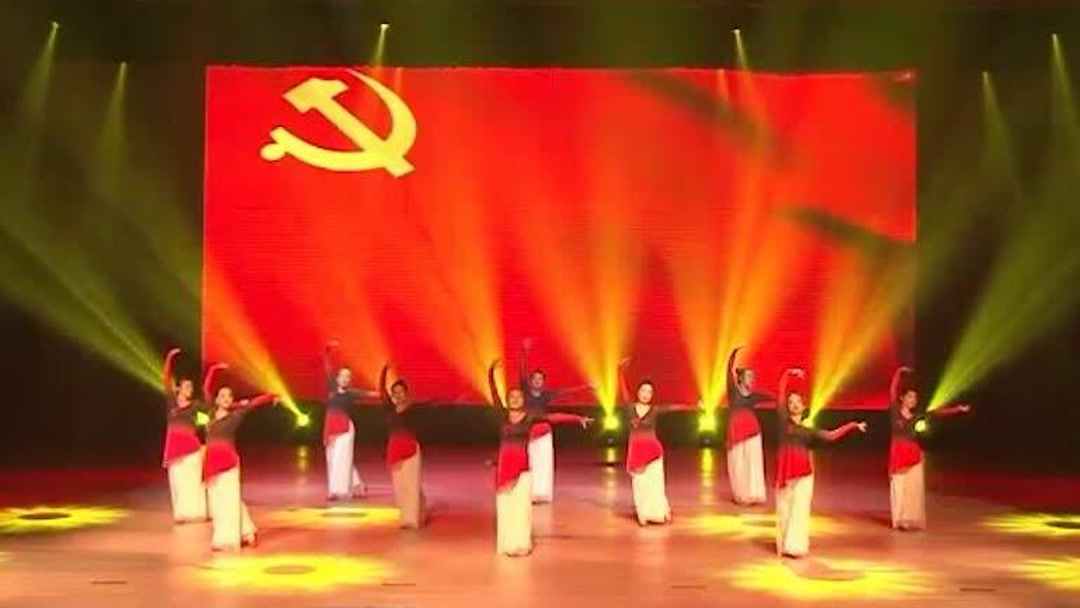 爱国广场舞《不忘初心》,经典爱国金曲非常好听,舞蹈柔美~