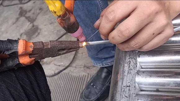 电工自己做的穿线神器非常好使,看下制作过程吧!