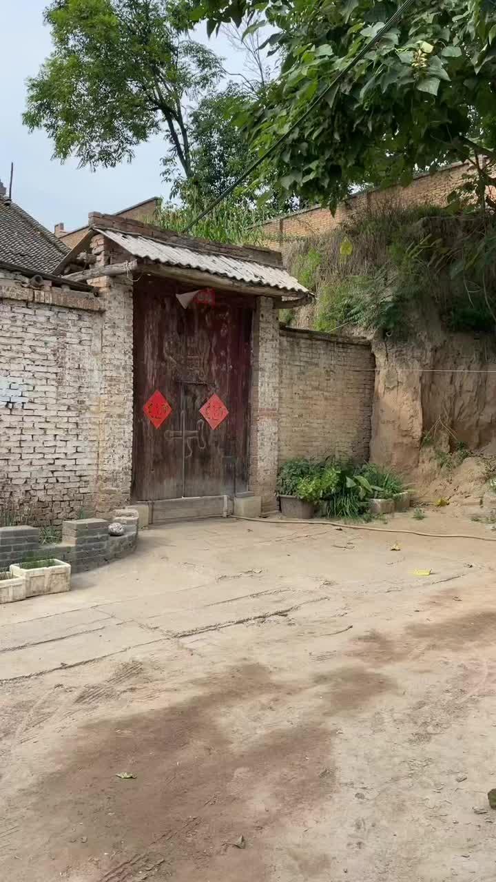 ...大门,清道光年间武进士杨发枝,推开门是普通木门,关上门是曾经荣耀～