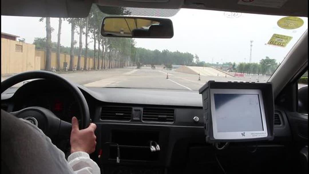 上车一定要先检查,女司机模拟考试上车未检查档位,直接挂科!