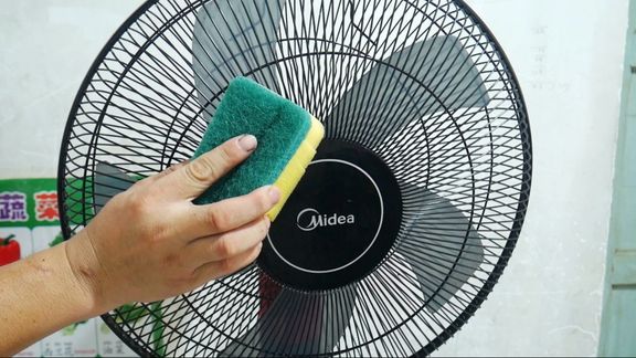 清洗电风扇原来这么简单,不要拆不用卸,去除灰尘又快又干净