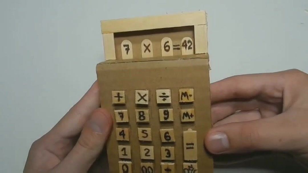 奇葩老外的创意制作,纸质版的计算器,号称世界独一无二
