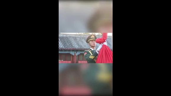 国旗护卫队升旗手袁晋爽展示收旗,砍旗动作帅到爆炸!
