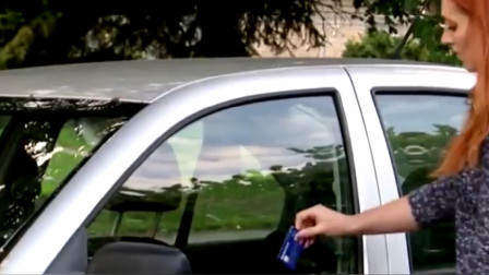 路人借银行卡开车门,拿到手后却跑了?网友:注意最新的小偷方法