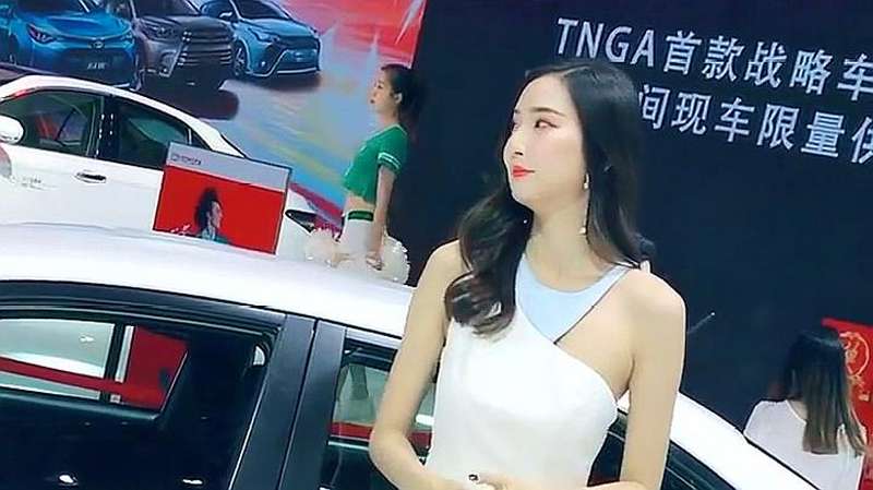 第八代凯美瑞展出现场,车模小姐姐很有礼貌,该不该订车?