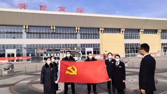 #铁道线上的中国 面对疫情,谁先上?我们! #战胜疫情dou行动@抖音短...