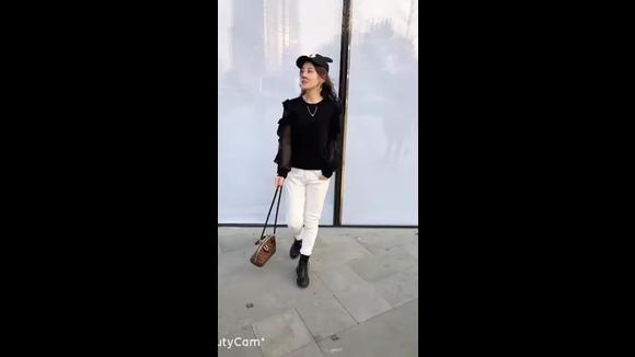 黑色的针织衫,袖子荷叶边的 特别漂亮