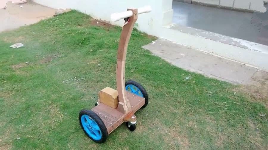 国外牛人用4个轮子做的平衡车,感觉比2个轮子的更实用